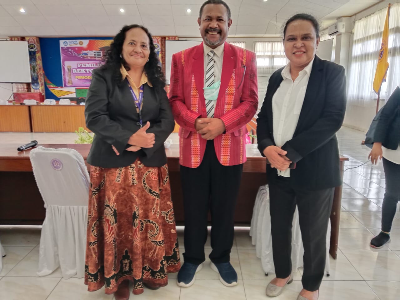 DR. HUGO WARAMI RESMI DI LANTIK, KINI UNIPA MEMILIKI REKTOR DEFENITIf ...